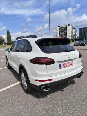 White Porsche Cayenne 2016 in Vilnius, with an engine capacity of 3.60 L and mileage of 207 thousand km for 18300 €, photo 13 on AUTOMOTO.COM.LV