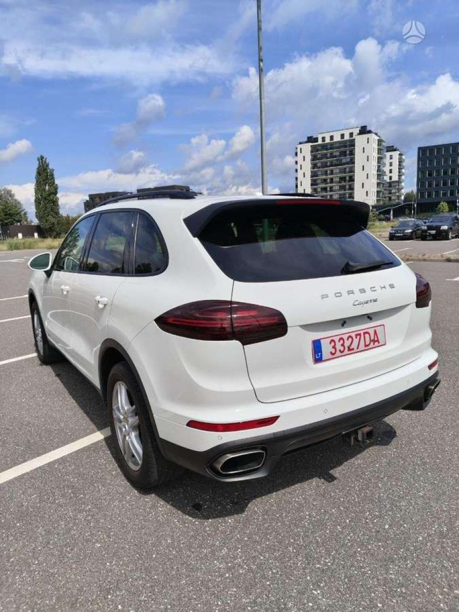 White Porsche Cayenne 2016 in Vilnius, with an engine capacity of 3.60 L and mileage of 207 thousand km for 18300 €, photo 13 on AUTOMOTO.COM.LV