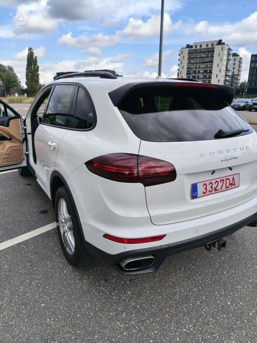 White Porsche Cayenne 2016 in Vilnius, with an engine capacity of 3.60 L and mileage of 207 thousand km for 18300 €, photo 14 on AUTOMOTO.COM.LV