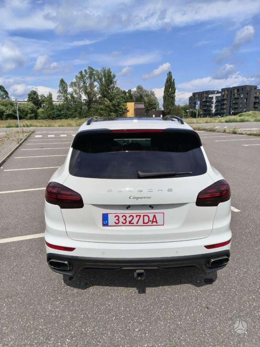 White Porsche Cayenne 2016 in Vilnius, with an engine capacity of 3.60 L and mileage of 207 thousand km for 18300 €, photo 15 on AUTOMOTO.COM.LV