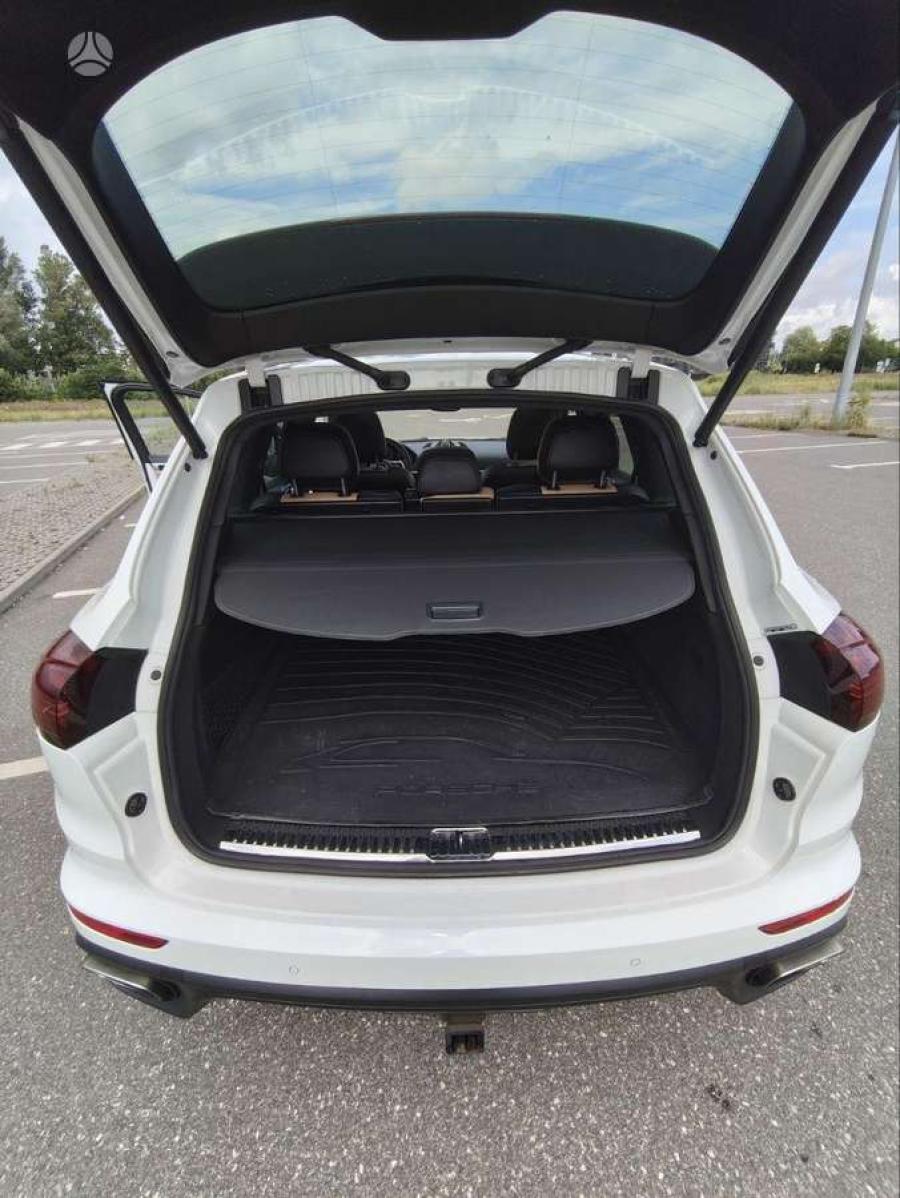 White Porsche Cayenne 2016 in Vilnius, with an engine capacity of 3.60 L and mileage of 207 thousand km for 18300 €, photo 18 on AUTOMOTO.COM.LV