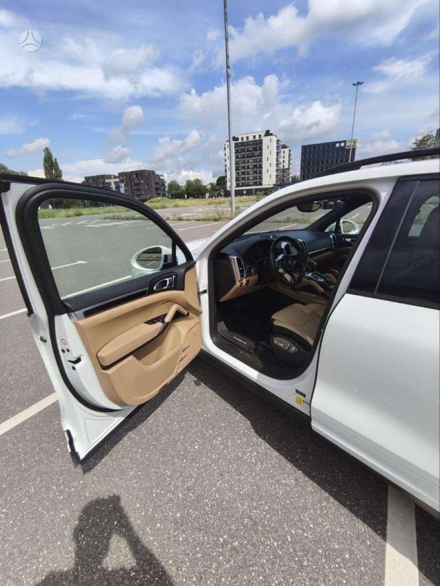 White Porsche Cayenne 2016 in Vilnius, with an engine capacity of 3.60 L and mileage of 207 thousand km for 18300 €, photo 19 on AUTOMOTO.COM.LV