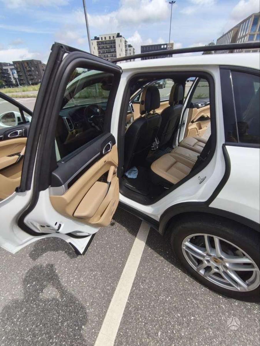 White Porsche Cayenne 2016 in Vilnius, with an engine capacity of 3.60 L and mileage of 207 thousand km for 18300 €, photo 20 on AUTOMOTO.COM.LV