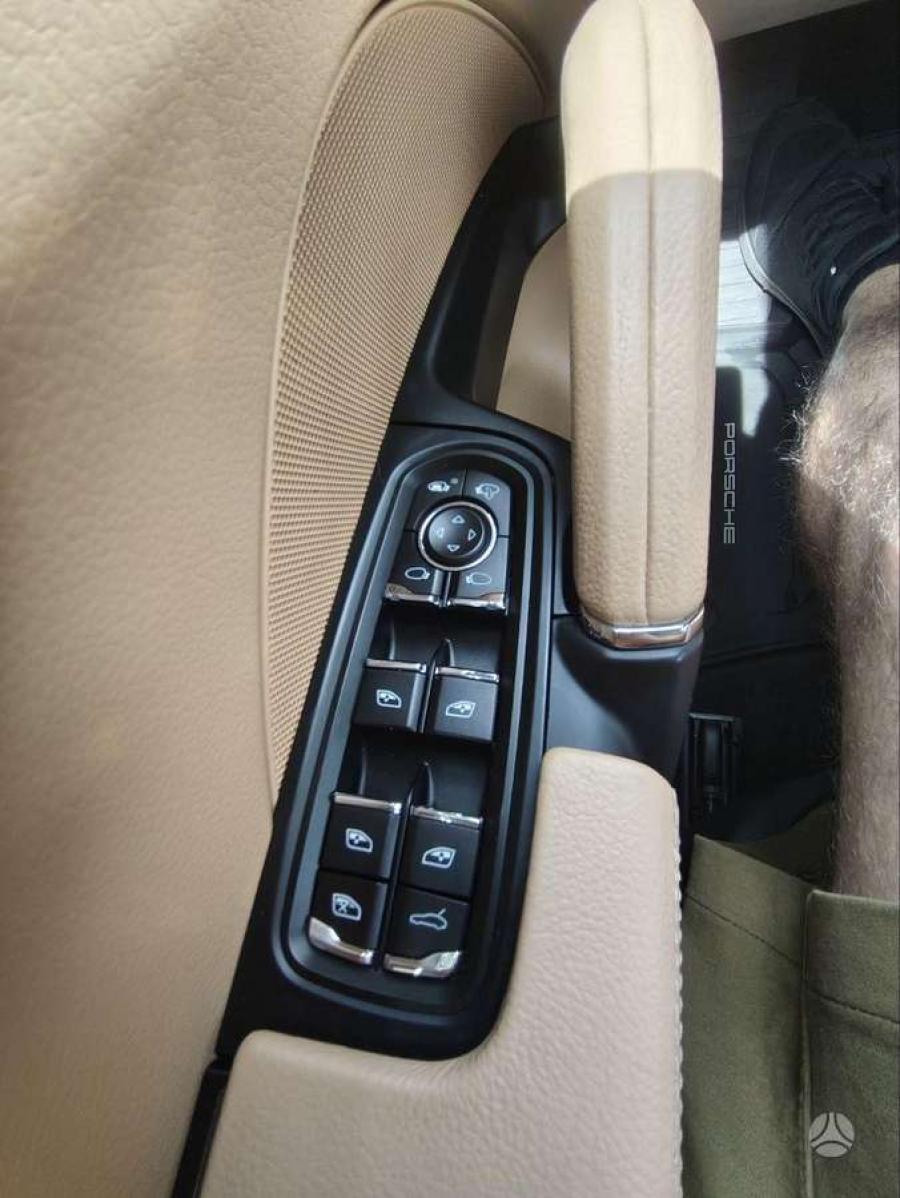 White Porsche Cayenne 2016 in Vilnius, with an engine capacity of 3.60 L and mileage of 207 thousand km for 18300 €, photo 21 on AUTOMOTO.COM.LV