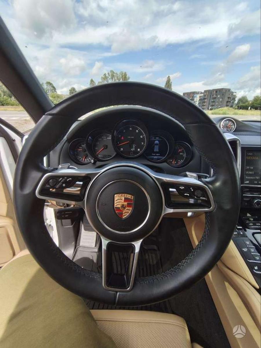 White Porsche Cayenne 2016 in Vilnius, with an engine capacity of 3.60 L and mileage of 207 thousand km for 18300 €, photo 22 on AUTOMOTO.COM.LV