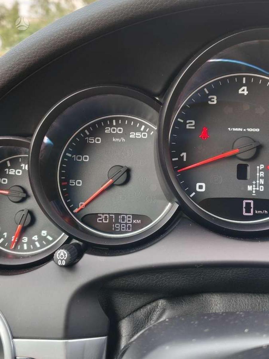 White Porsche Cayenne 2016 in Vilnius, with an engine capacity of 3.60 L and mileage of 207 thousand km for 18300 €, photo 23 on AUTOMOTO.COM.LV