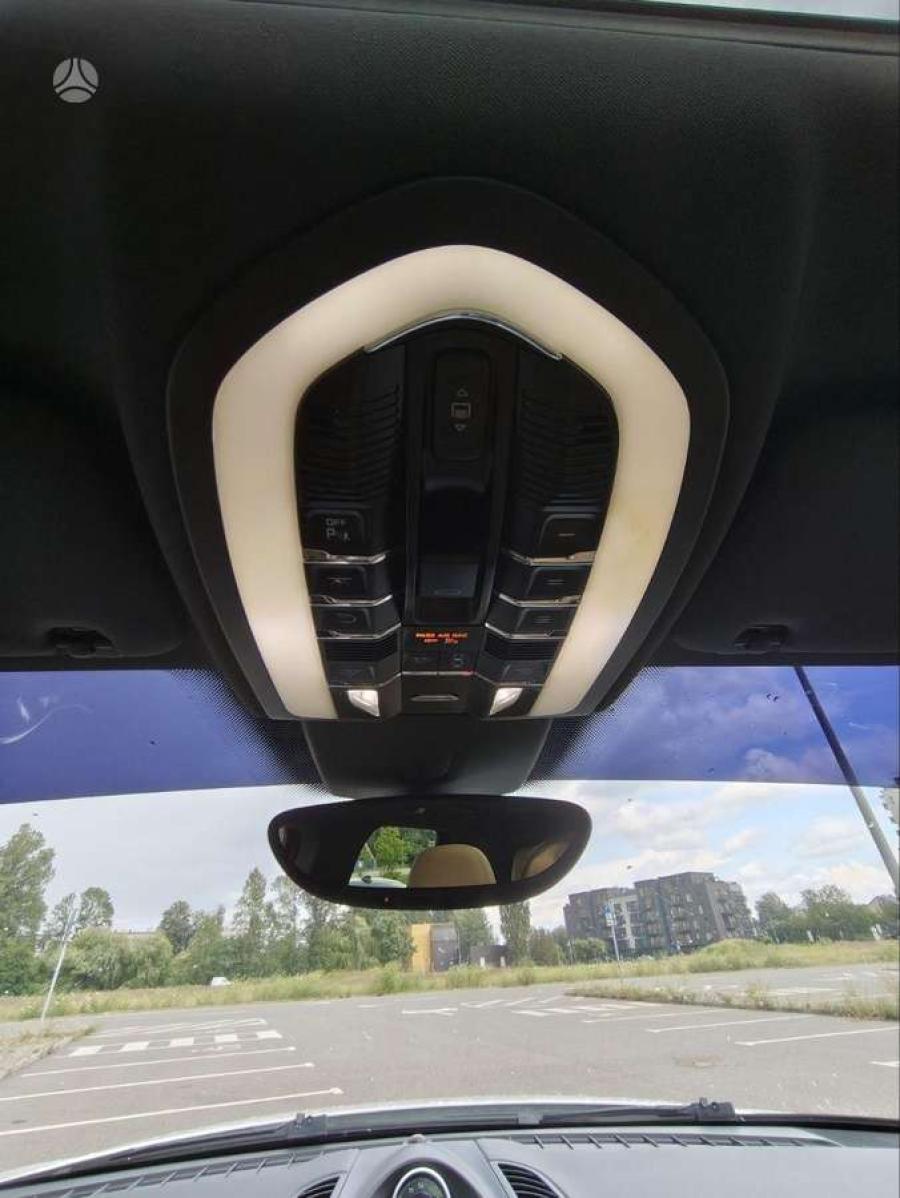 White Porsche Cayenne 2016 in Vilnius, with an engine capacity of 3.60 L and mileage of 207 thousand km for 18300 €, photo 24 on AUTOMOTO.COM.LV
