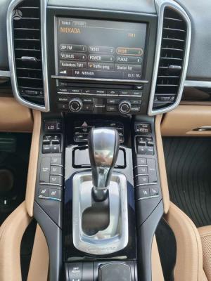 White Porsche Cayenne 2016 in Vilnius, with an engine capacity of 3.60 L and mileage of 207 thousand km for 18300 €, photo 25 on AUTOMOTO.COM.LV