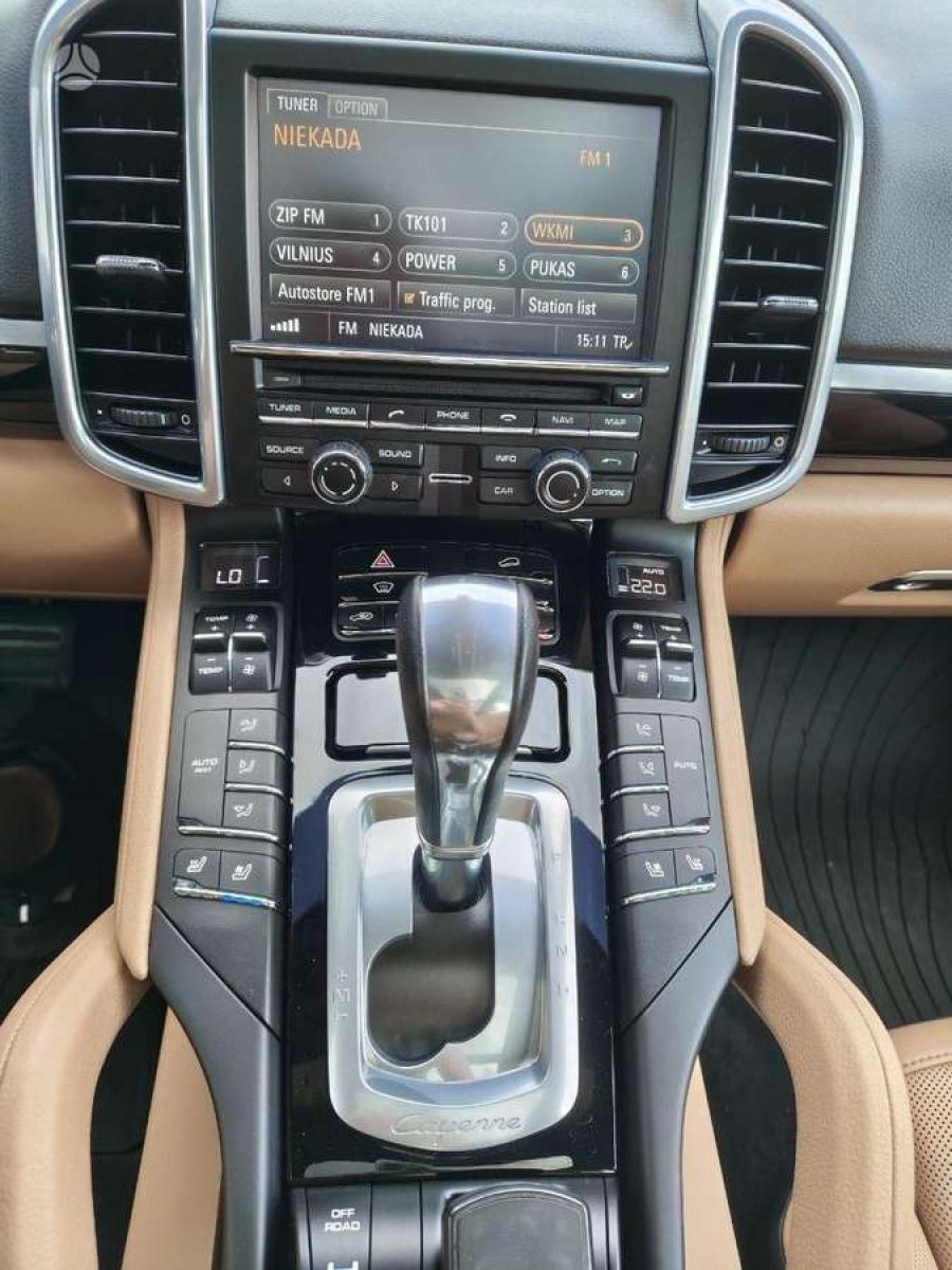 White Porsche Cayenne 2016 in Vilnius, with an engine capacity of 3.60 L and mileage of 207 thousand km for 18300 €, photo 25 on AUTOMOTO.COM.LV