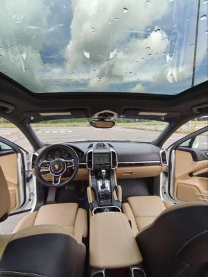White Porsche Cayenne 2016 in Vilnius, with an engine capacity of 3.60 L and mileage of 207 thousand km for 18300 €, photo 27 on AUTOMOTO.COM.LV