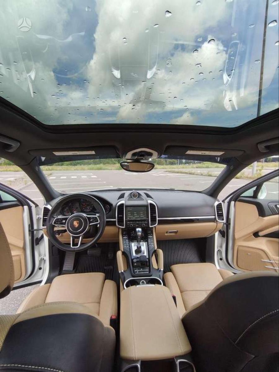White Porsche Cayenne 2016 in Vilnius, with an engine capacity of 3.60 L and mileage of 207 thousand km for 18300 €, photo 27 on AUTOMOTO.COM.LV