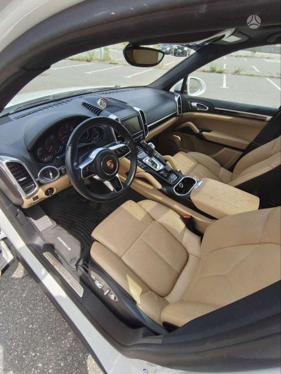 White Porsche Cayenne 2016 in Vilnius, with an engine capacity of 3.60 L and mileage of 207 thousand km for 18300 €, photo 28 on AUTOMOTO.COM.LV