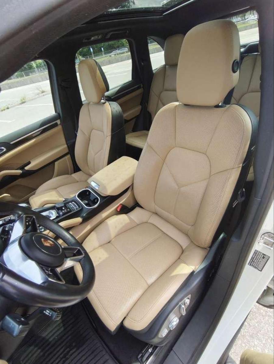 White Porsche Cayenne 2016 in Vilnius, with an engine capacity of 3.60 L and mileage of 207 thousand km for 18300 €, photo 29 on AUTOMOTO.COM.LV