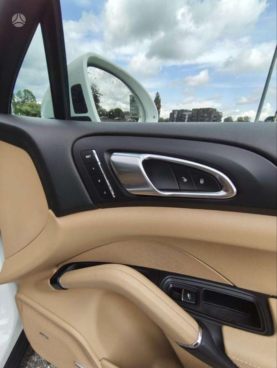 White Porsche Cayenne 2016 in Vilnius, with an engine capacity of 3.60 L and mileage of 207 thousand km for 18300 €, photo 30 on AUTOMOTO.COM.LV
