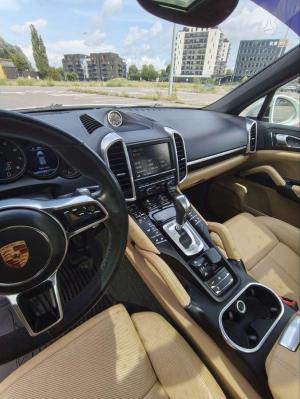 White Porsche Cayenne 2016 in Vilnius, with an engine capacity of 3.60 L and mileage of 207 thousand km for 18300 €, photo 32 on AUTOMOTO.COM.LV