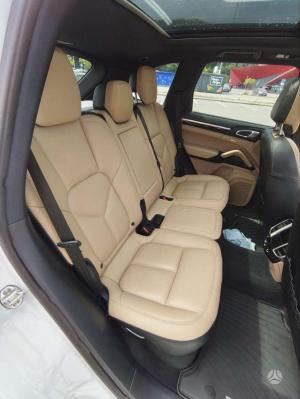 White Porsche Cayenne 2016 in Vilnius, with an engine capacity of 3.60 L and mileage of 207 thousand km for 18300 €, photo 34 on AUTOMOTO.COM.LV