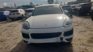White Porsche Cayenne 2016 in Vilnius, with an engine capacity of 3.60 L and mileage of 207 thousand km for 18300 €, photo 37 on AUTOMOTO.COM.LV