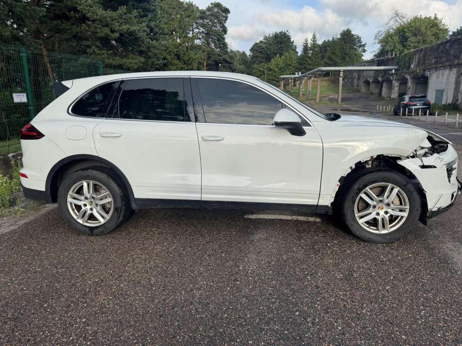 Balts Porsche Cayenne 2016 Viļņa, ar dzinēja tilpumu 3.60 L un nobraukumu 280 tūkst. km par 9500 €, foto 8 vietnē AUTOMOTO.COM.LV