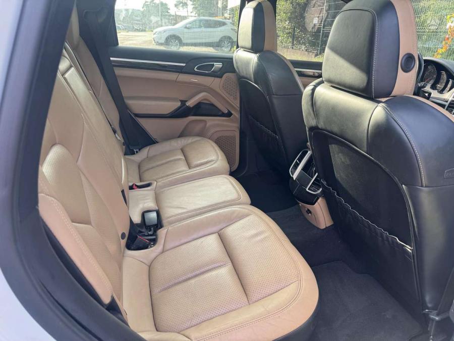 Balts Porsche Cayenne 2016 Viļņa, ar dzinēja tilpumu 3.60 L un nobraukumu 280 tūkst. km par 9500 €, foto 16 vietnē AUTOMOTO.COM.LV