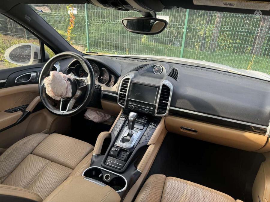 Balts Porsche Cayenne 2016 Viļņa, ar dzinēja tilpumu 3.60 L un nobraukumu 280 tūkst. km par 9500 €, foto 17 vietnē AUTOMOTO.COM.LV