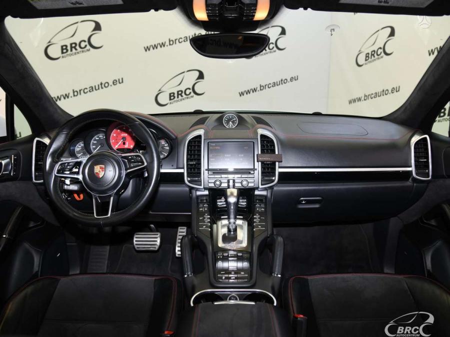 White Porsche Cayenne 2016 in Vilnius, with an engine capacity of 3.60 L and mileage of 202 thousand km for 22900 €, photo 5 on AUTOMOTO.COM.LV