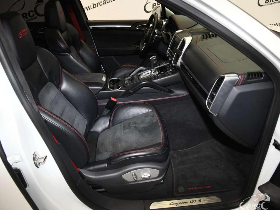 White Porsche Cayenne 2016 in Vilnius, with an engine capacity of 3.60 L and mileage of 202 thousand km for 22900 €, photo 7 on AUTOMOTO.COM.LV