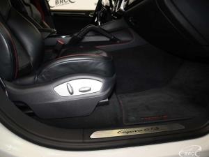 White Porsche Cayenne 2016 in Vilnius, with an engine capacity of 3.60 L and mileage of 202 thousand km for 22900 €, photo 8 on AUTOMOTO.COM.LV