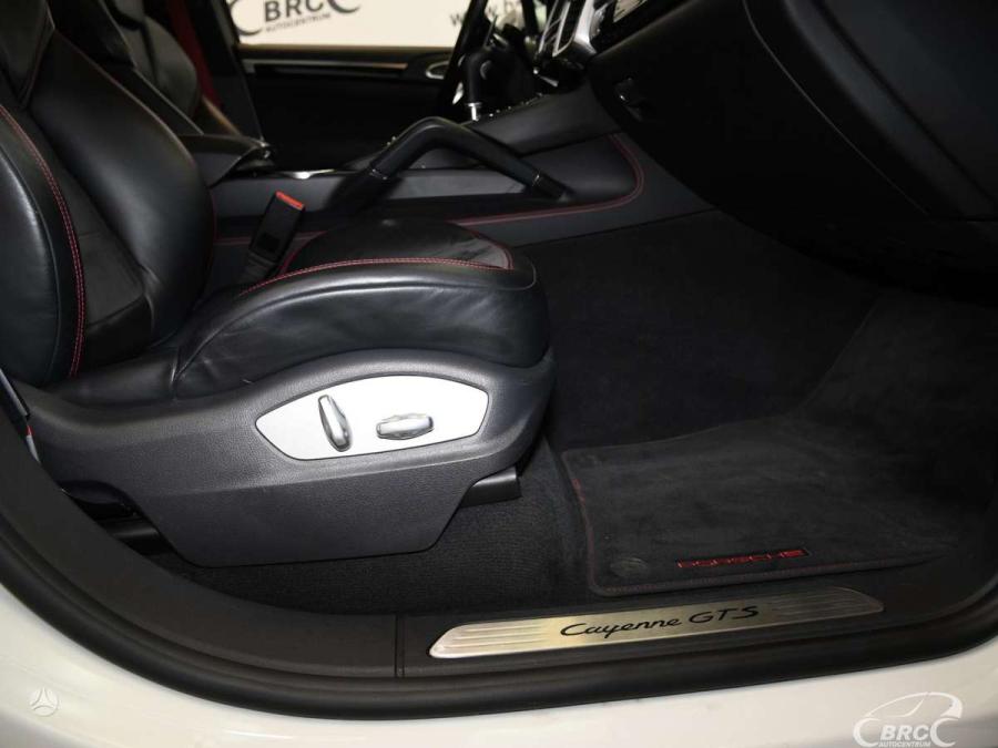 White Porsche Cayenne 2016 in Vilnius, with an engine capacity of 3.60 L and mileage of 202 thousand km for 22900 €, photo 8 on AUTOMOTO.COM.LV