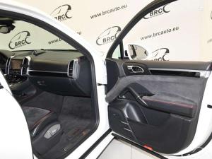 White Porsche Cayenne 2016 in Vilnius, with an engine capacity of 3.60 L and mileage of 202 thousand km for 22900 €, photo 10 on AUTOMOTO.COM.LV