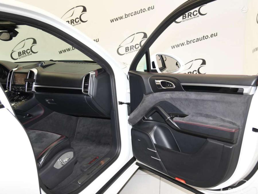 White Porsche Cayenne 2016 in Vilnius, with an engine capacity of 3.60 L and mileage of 202 thousand km for 22900 €, photo 10 on AUTOMOTO.COM.LV