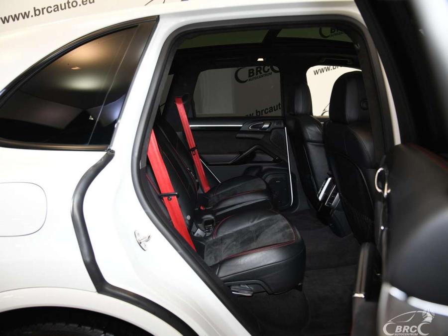 White Porsche Cayenne 2016 in Vilnius, with an engine capacity of 3.60 L and mileage of 202 thousand km for 22900 €, photo 12 on AUTOMOTO.COM.LV