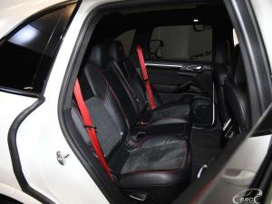 White Porsche Cayenne 2016 in Vilnius, with an engine capacity of 3.60 L and mileage of 202 thousand km for 22900 €, photo 14 on AUTOMOTO.COM.LV