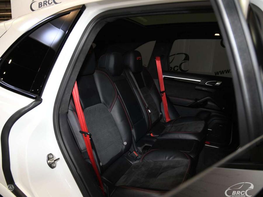 White Porsche Cayenne 2016 in Vilnius, with an engine capacity of 3.60 L and mileage of 202 thousand km for 22900 €, photo 16 on AUTOMOTO.COM.LV