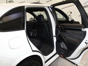 White Porsche Cayenne 2016 in Vilnius, with an engine capacity of 3.60 L and mileage of 202 thousand km for 22900 €, photo 17 on AUTOMOTO.COM.LV