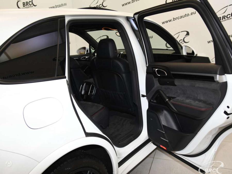 White Porsche Cayenne 2016 in Vilnius, with an engine capacity of 3.60 L and mileage of 202 thousand km for 22900 €, photo 17 on AUTOMOTO.COM.LV