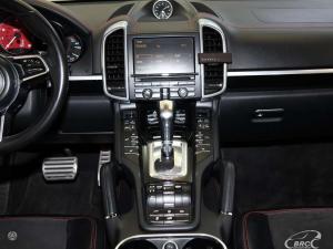 White Porsche Cayenne 2016 in Vilnius, with an engine capacity of 3.60 L and mileage of 202 thousand km for 22900 €, photo 19 on AUTOMOTO.COM.LV
