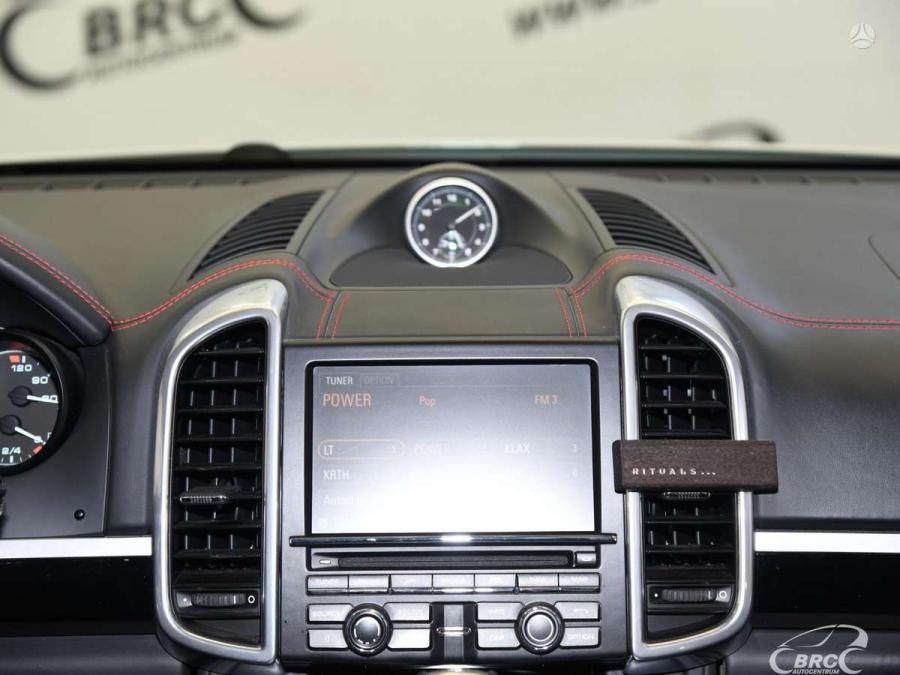 White Porsche Cayenne 2016 in Vilnius, with an engine capacity of 3.60 L and mileage of 202 thousand km for 22900 €, photo 21 on AUTOMOTO.COM.LV