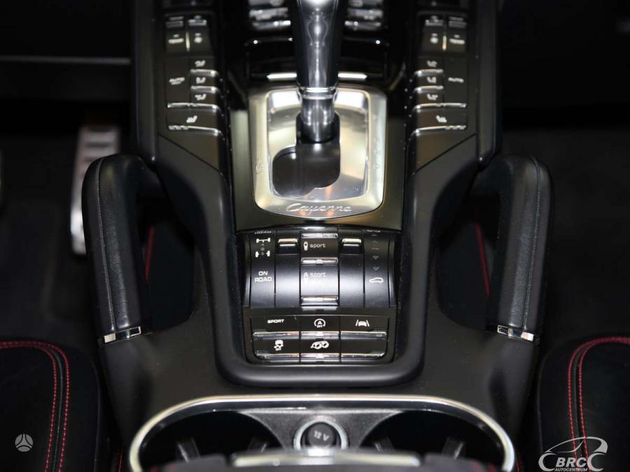 White Porsche Cayenne 2016 in Vilnius, with an engine capacity of 3.60 L and mileage of 202 thousand km for 22900 €, photo 24 on AUTOMOTO.COM.LV