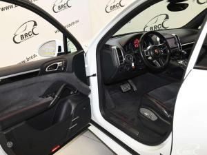 White Porsche Cayenne 2016 in Vilnius, with an engine capacity of 3.60 L and mileage of 202 thousand km for 22900 €, photo 25 on AUTOMOTO.COM.LV