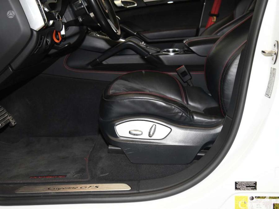 White Porsche Cayenne 2016 in Vilnius, with an engine capacity of 3.60 L and mileage of 202 thousand km for 22900 €, photo 28 on AUTOMOTO.COM.LV