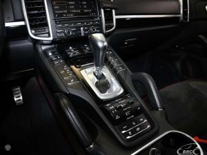 White Porsche Cayenne 2016 in Vilnius, with an engine capacity of 3.60 L and mileage of 202 thousand km for 22900 €, photo 32 on AUTOMOTO.COM.LV