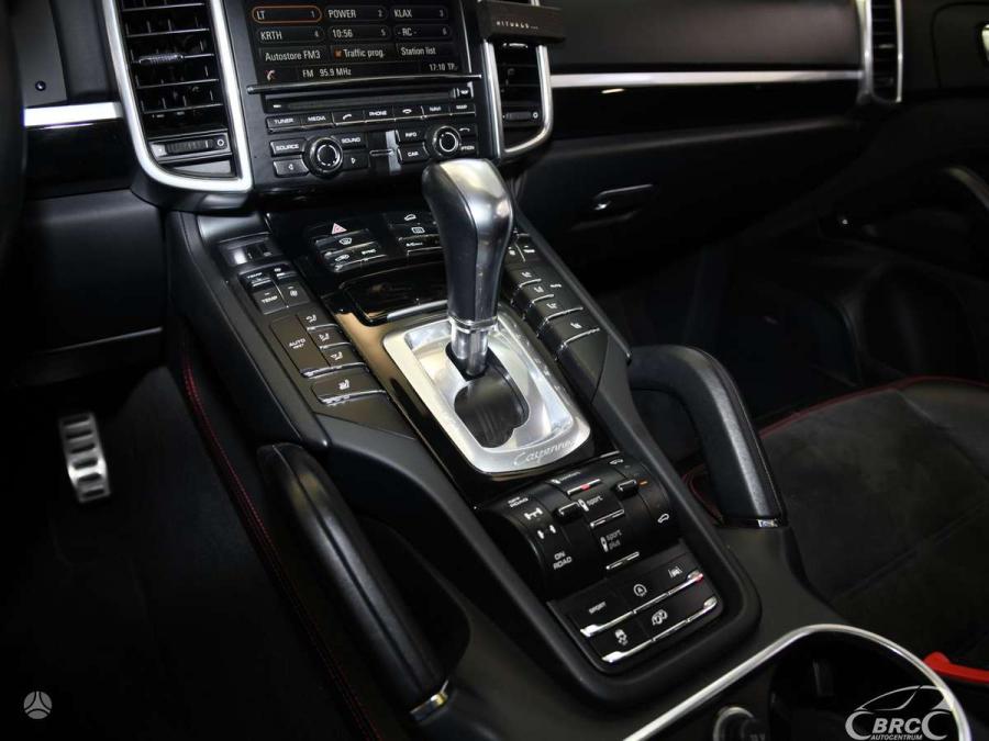 White Porsche Cayenne 2016 in Vilnius, with an engine capacity of 3.60 L and mileage of 202 thousand km for 22900 €, photo 32 on AUTOMOTO.COM.LV