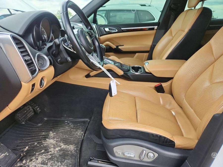 Balts Porsche Cayenne 2016 Klaipėda, ar dzinēja tilpumu 3.60 L un nobraukumu 166 tūkst. km par 13800 €, foto 13 vietnē AUTOMOTO.COM.LV