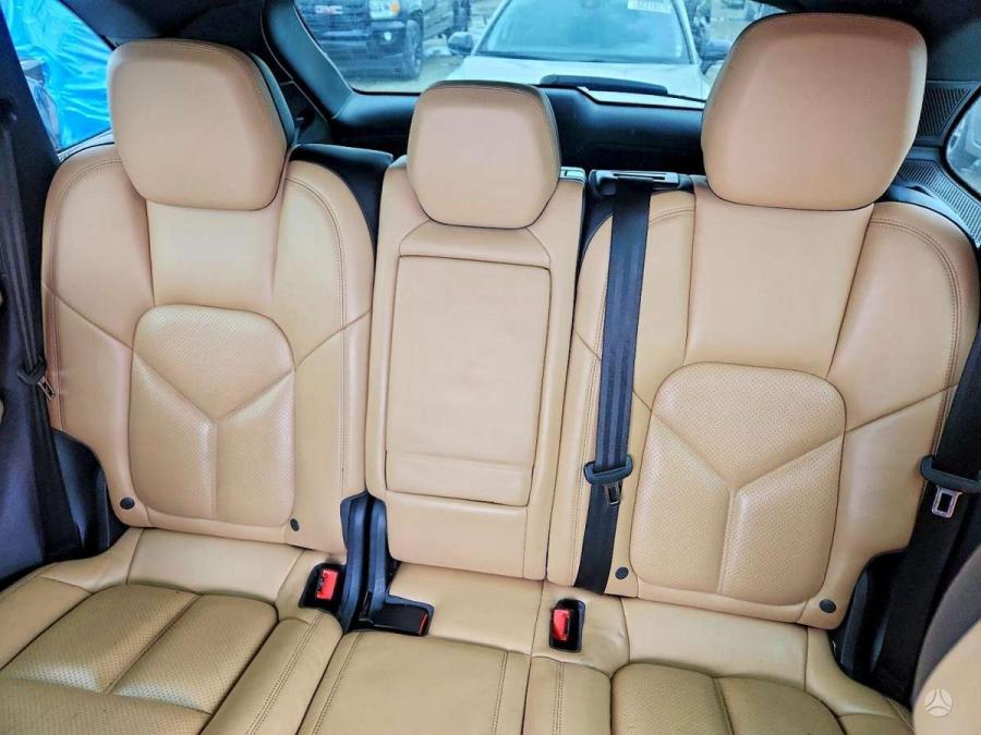 Balts Porsche Cayenne 2016 Klaipėda, ar dzinēja tilpumu 3.60 L un nobraukumu 166 tūkst. km par 13800 €, foto 15 vietnē AUTOMOTO.COM.LV
