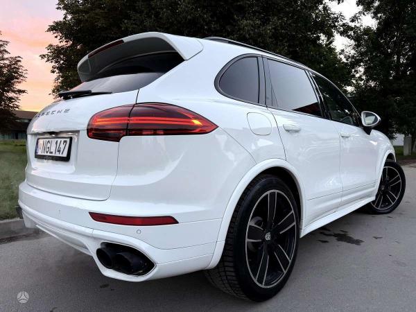 White Porsche Cayenne 2016 in Kaunas, with an engine capacity of 3.60 L and mileage of 117 thousand km for 23000 €, photo 5 on AUTOMOTO.COM.LV