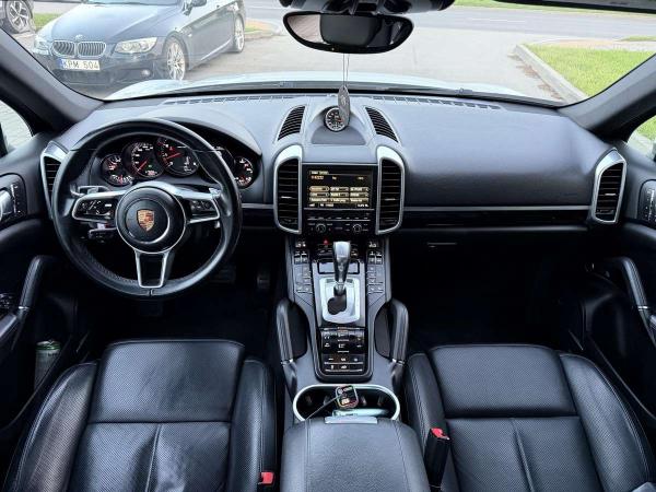 White Porsche Cayenne 2016 in Kaunas, with an engine capacity of 3.60 L and mileage of 117 thousand km for 23000 €, photo 6 on AUTOMOTO.COM.LV