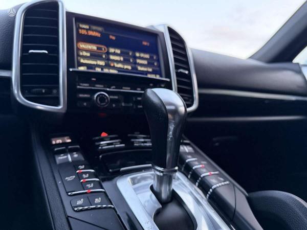 White Porsche Cayenne 2016 in Kaunas, with an engine capacity of 3.60 L and mileage of 117 thousand km for 23000 €, photo 9 on AUTOMOTO.COM.LV