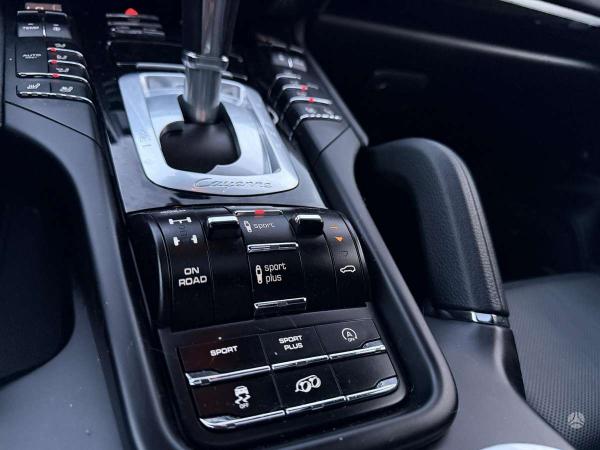 White Porsche Cayenne 2016 in Kaunas, with an engine capacity of 3.60 L and mileage of 117 thousand km for 23000 €, photo 10 on AUTOMOTO.COM.LV