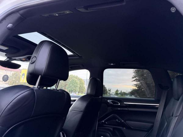 White Porsche Cayenne 2016 in Kaunas, with an engine capacity of 3.60 L and mileage of 117 thousand km for 23000 €, photo 11 on AUTOMOTO.COM.LV