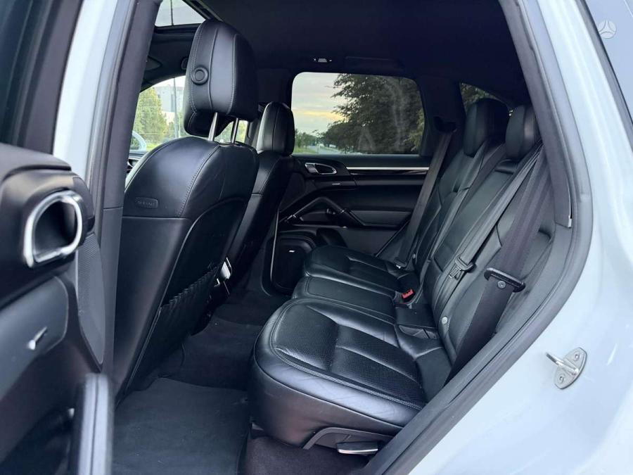 Balts Porsche Cayenne 2016 Kauņa, ar dzinēja tilpumu 3.60 L un nobraukumu 117 tūkst. km par 23000 €, foto 21 vietnē AUTOMOTO.COM.LV